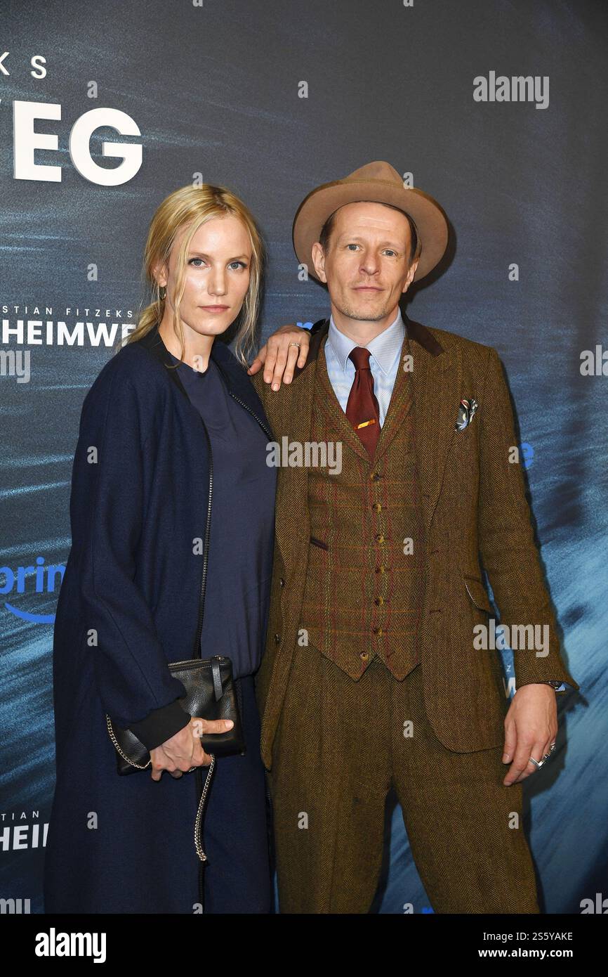 Isabel Thierauch und Alexander Scheer bei „Der Heimweg“ Film Premiere ...
