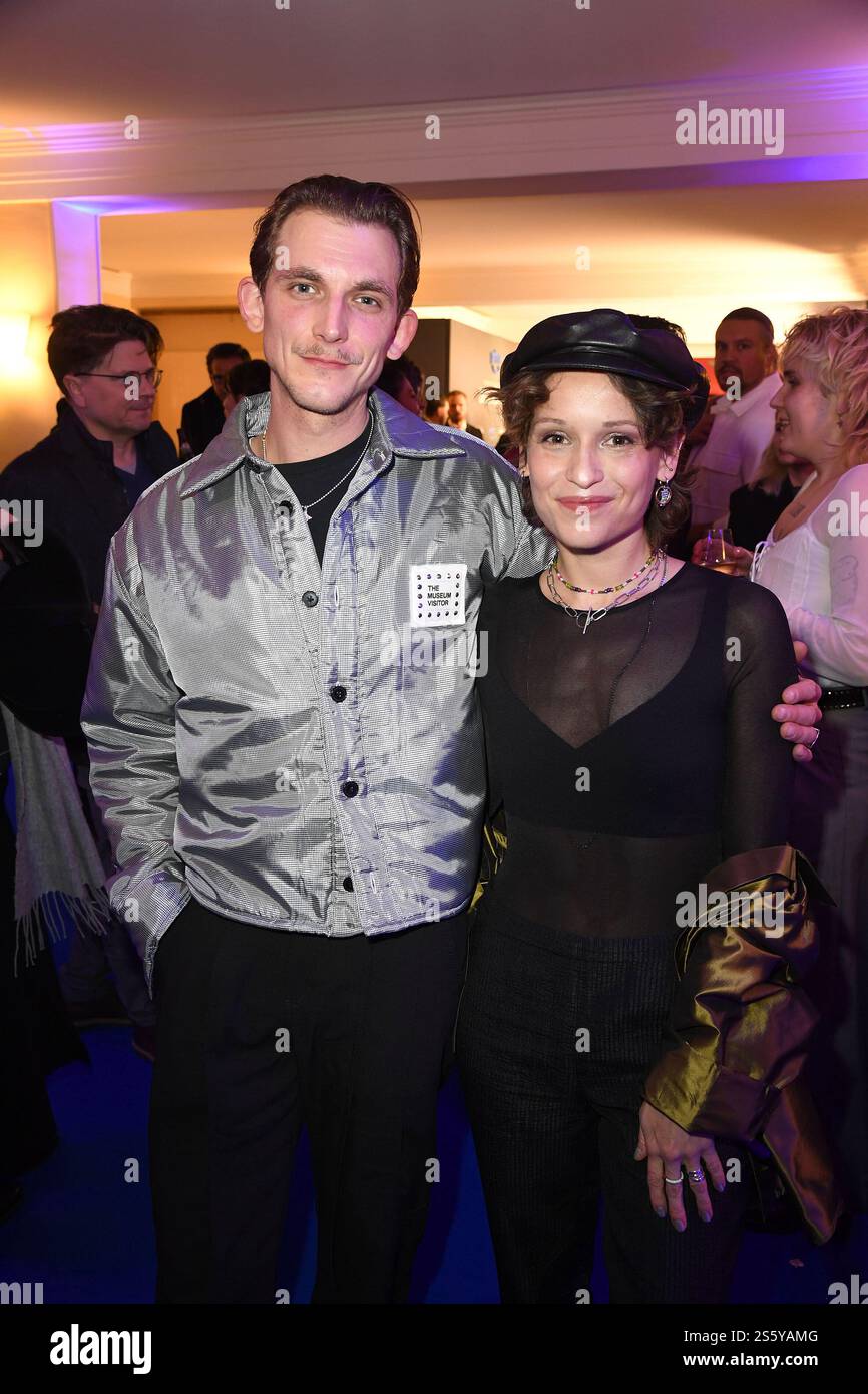 Joshua Seelenbinder und Kristin Suckow bei „Der Heimweg“ Film Premiere ...