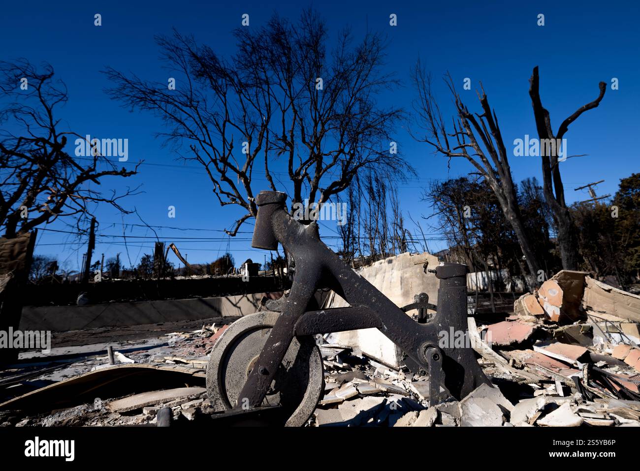 Los Angeles, California, USA. 14th Jan, 2025. A neighborhood in ruins ...