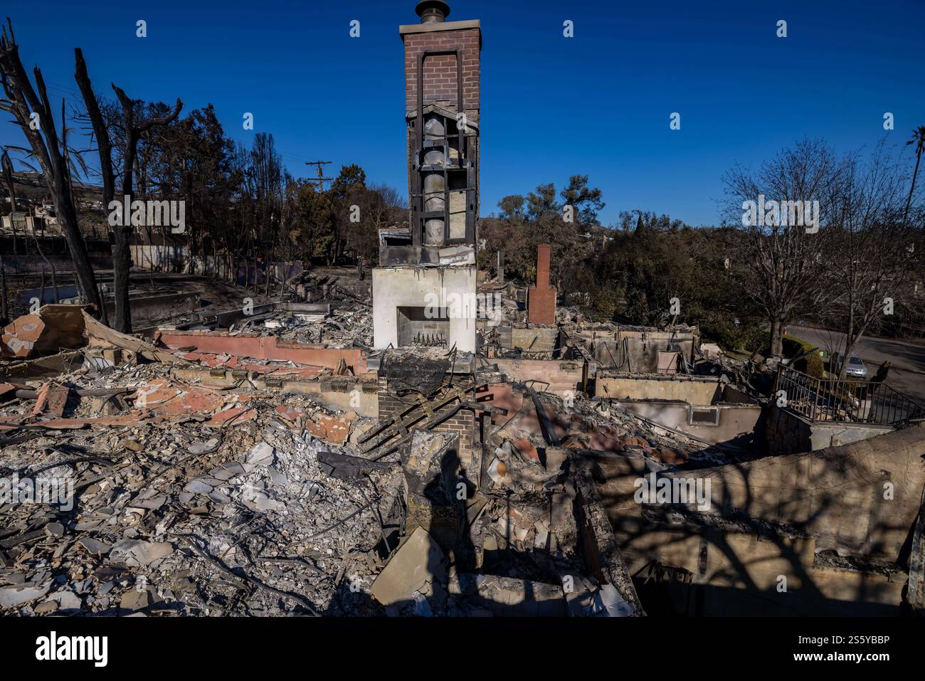 Los Angeles, California, USA. 14th Jan, 2025. A neighborhood in ruins ...