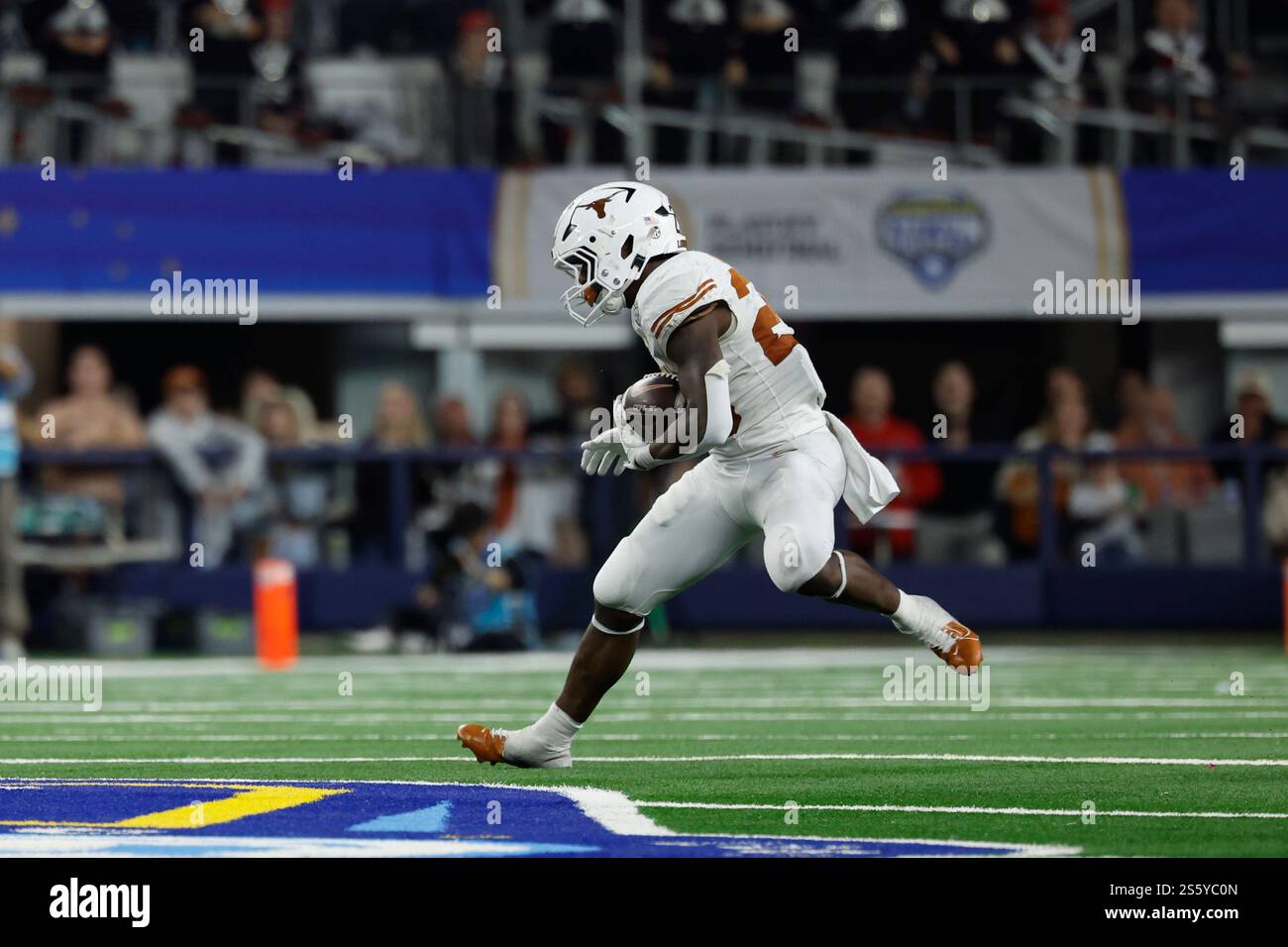 University of Texas running back Quintrevion Wisner (26) carries the ...