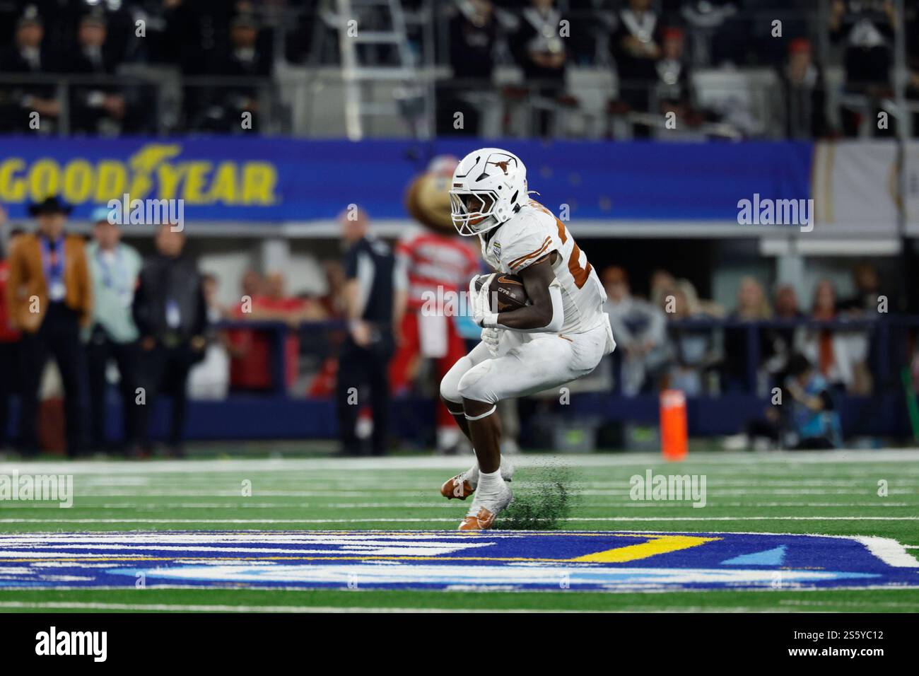 University of Texas running back Quintrevion Wisner (26) carries the ...