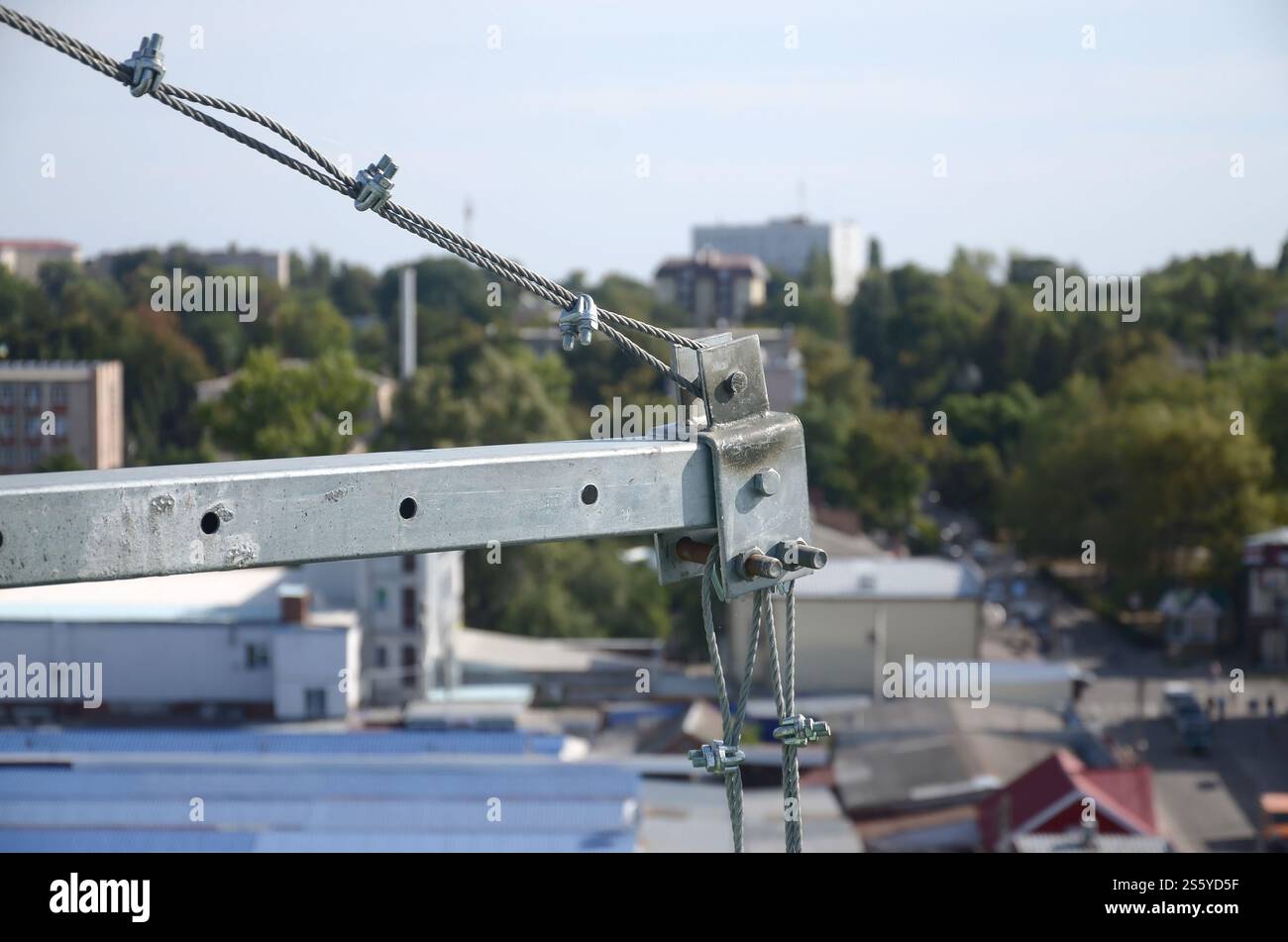 Rope lockers in ending of front beam of suspended wire rope platform ...