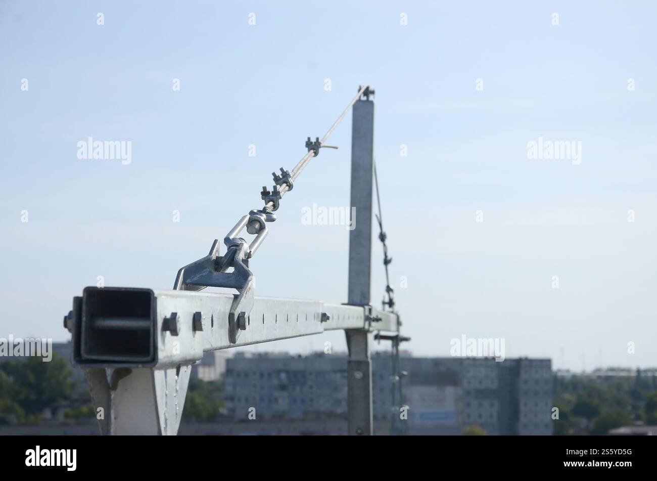 Rope lockers in rear beam of suspended wire rope platform for facade ...