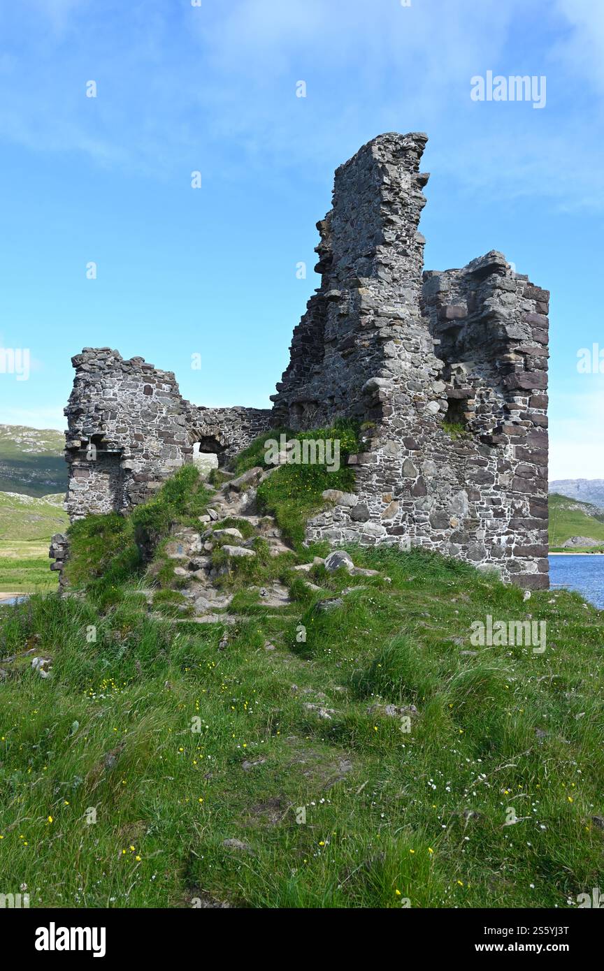 The ruins of Ardvreck Castle Loch Assynt, Sutherland, Scotland, UK ...