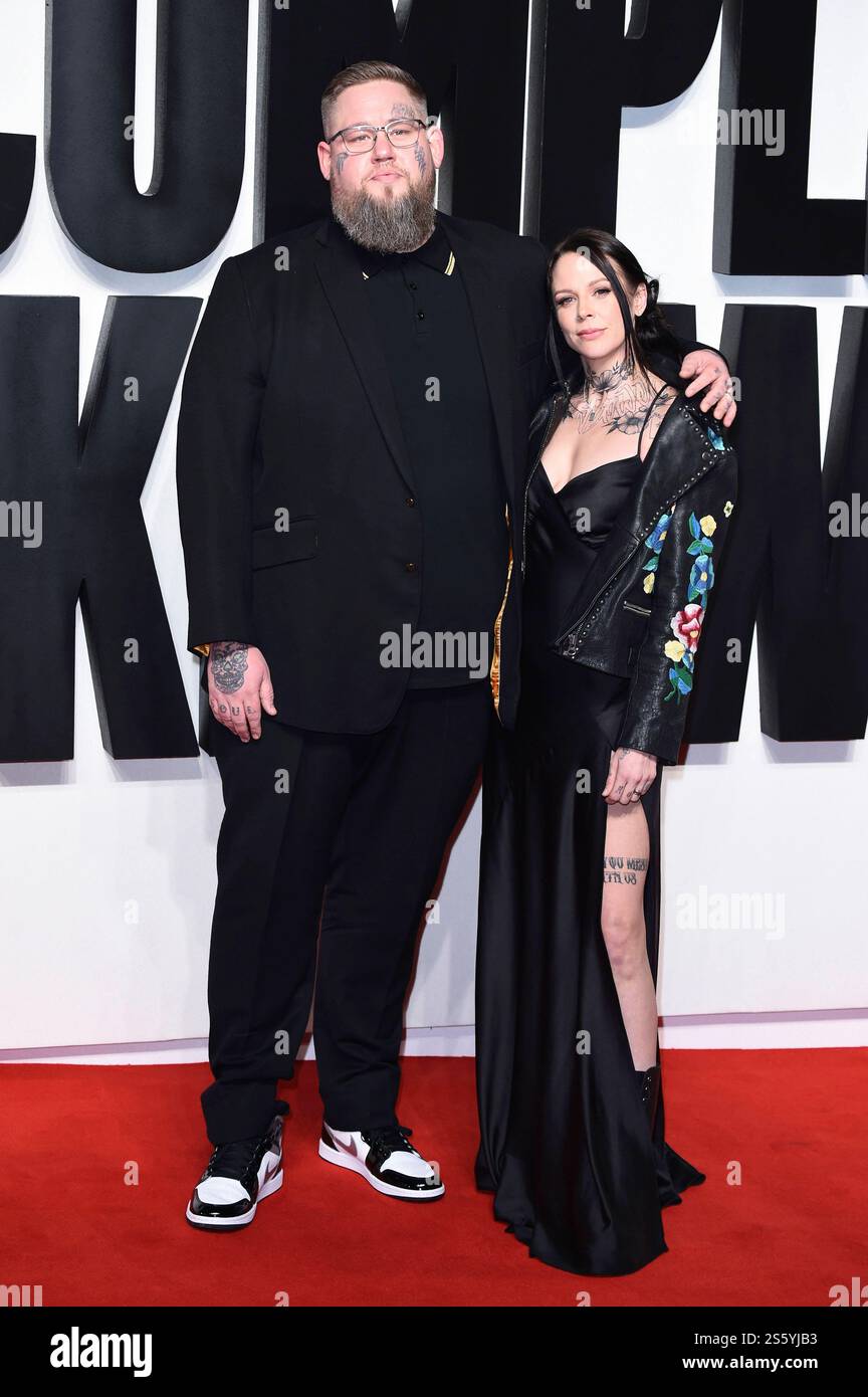 Rag n Bone Man mit Ehefrau Zoe Beardsall bei der Premiere des Kinofilms ...