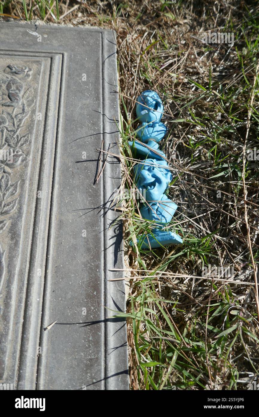 Glendale, California, USA 13th January 2025 Leota Ann Wharton Toombs-Thomas Grave in Cathedral ...
