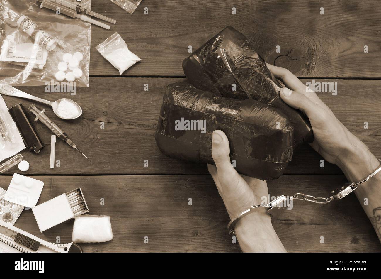 Drug trafficker arrested with their heroin packages. Police arrest drug ...