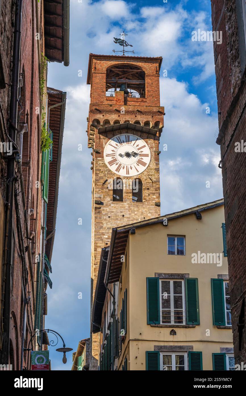 Torre delle Ore clock tower on Via Fillungo in Lucca, Province of Lucca ...