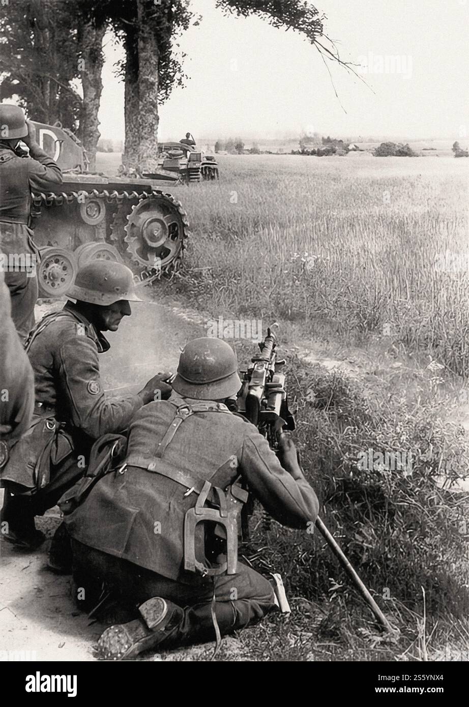 German machine gun crew firing with MG 34 during Operation Barbarossa ...