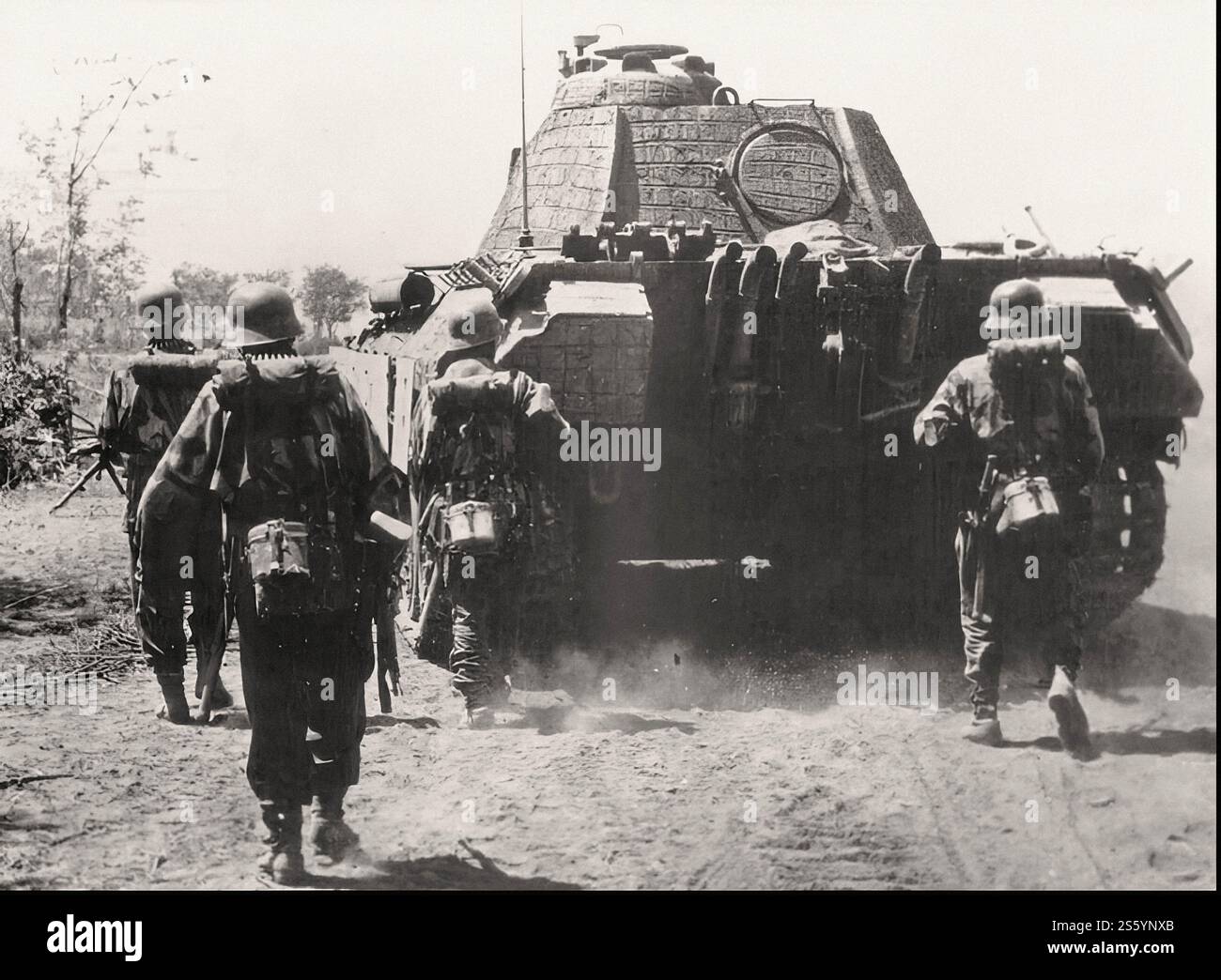 German infantry advancing under cover of tank Pz.Kpfw. V «Panther - in ...