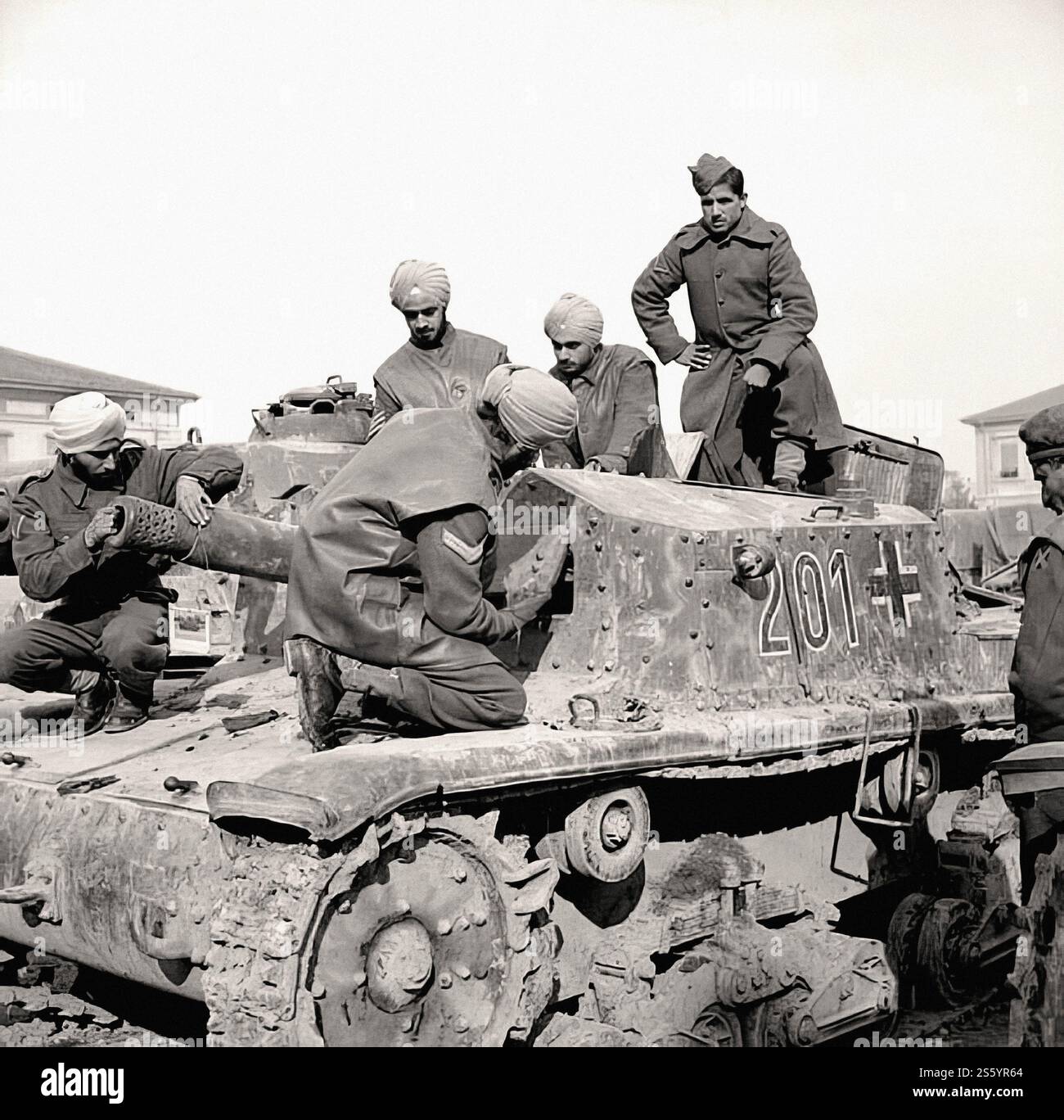 Indian troops inspect a captured Italian Semovente self-propelled guns ...