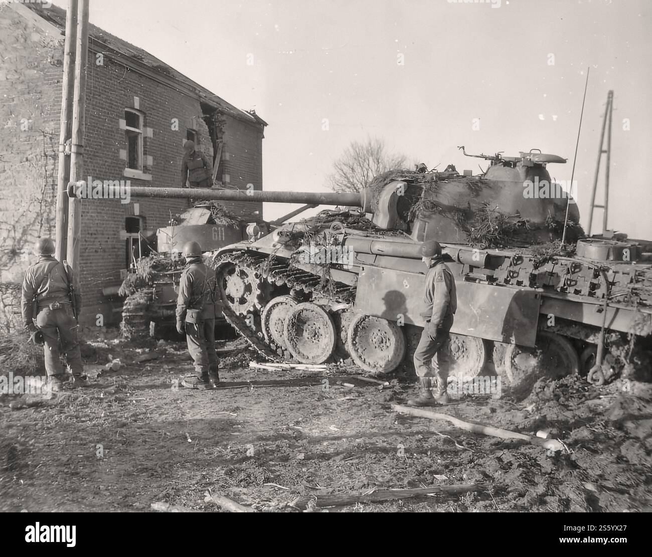 Soldiers of the 3rd Armored Division of the U.S. Army examining the ...