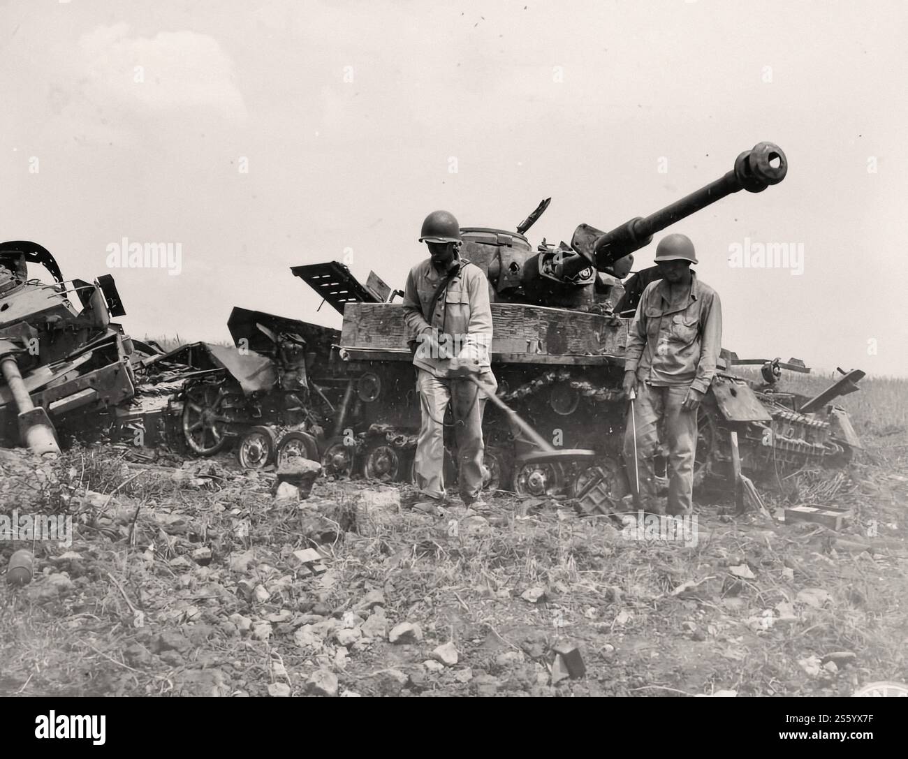Two sappers 1st Armored Division of the U.S. Army are examined using a ...