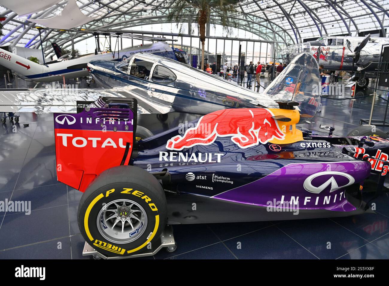 Exponate im Hangar 7 von Red Bull am Flughafen in Salzburg.Formel 1 ...