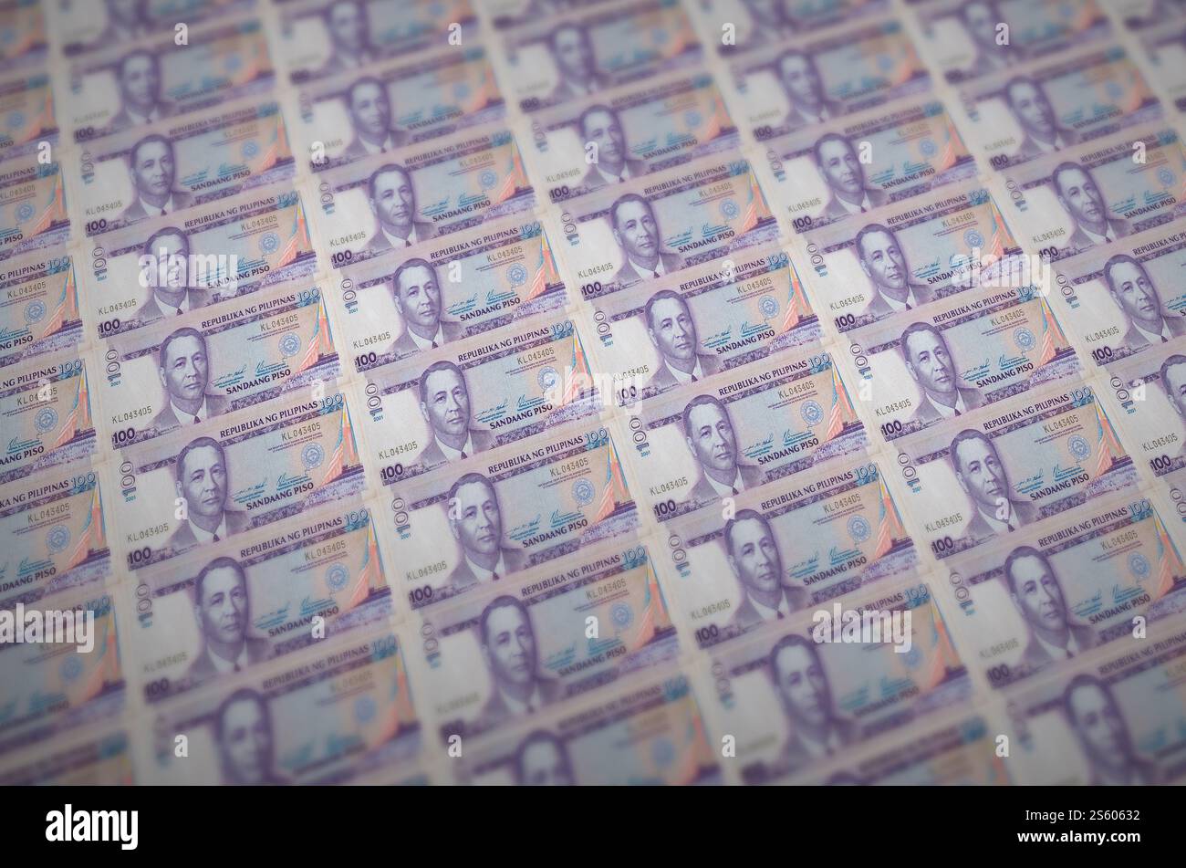 100 Philippine piso bills printed in illegal money production conveyor ...
