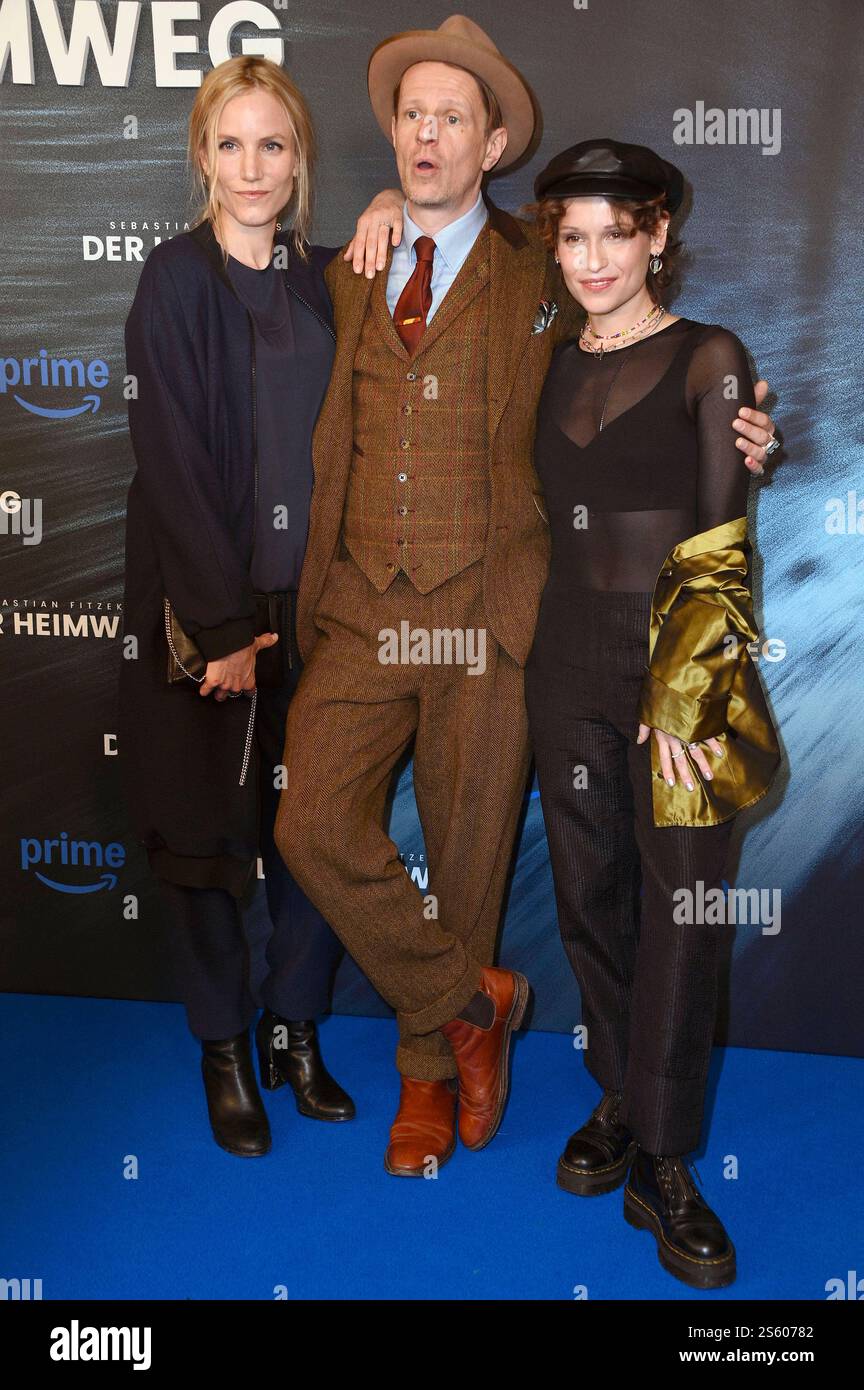 Isabel Thierauch, Alexander Scheer und Kristin Suckow bei der Premiere ...