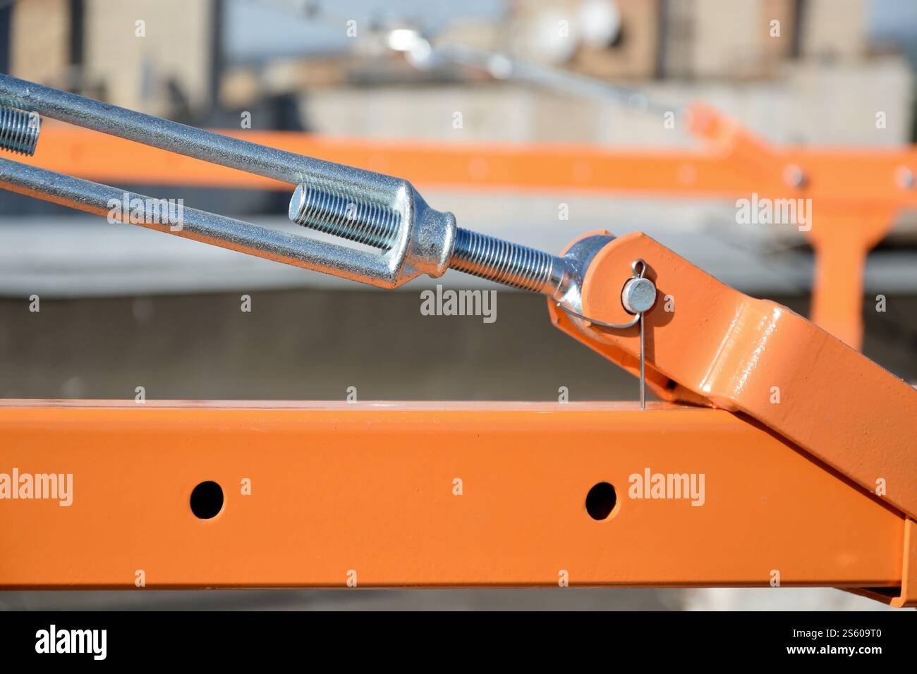 Rope lockers in rear beam of suspended wire rope platform for facade ...