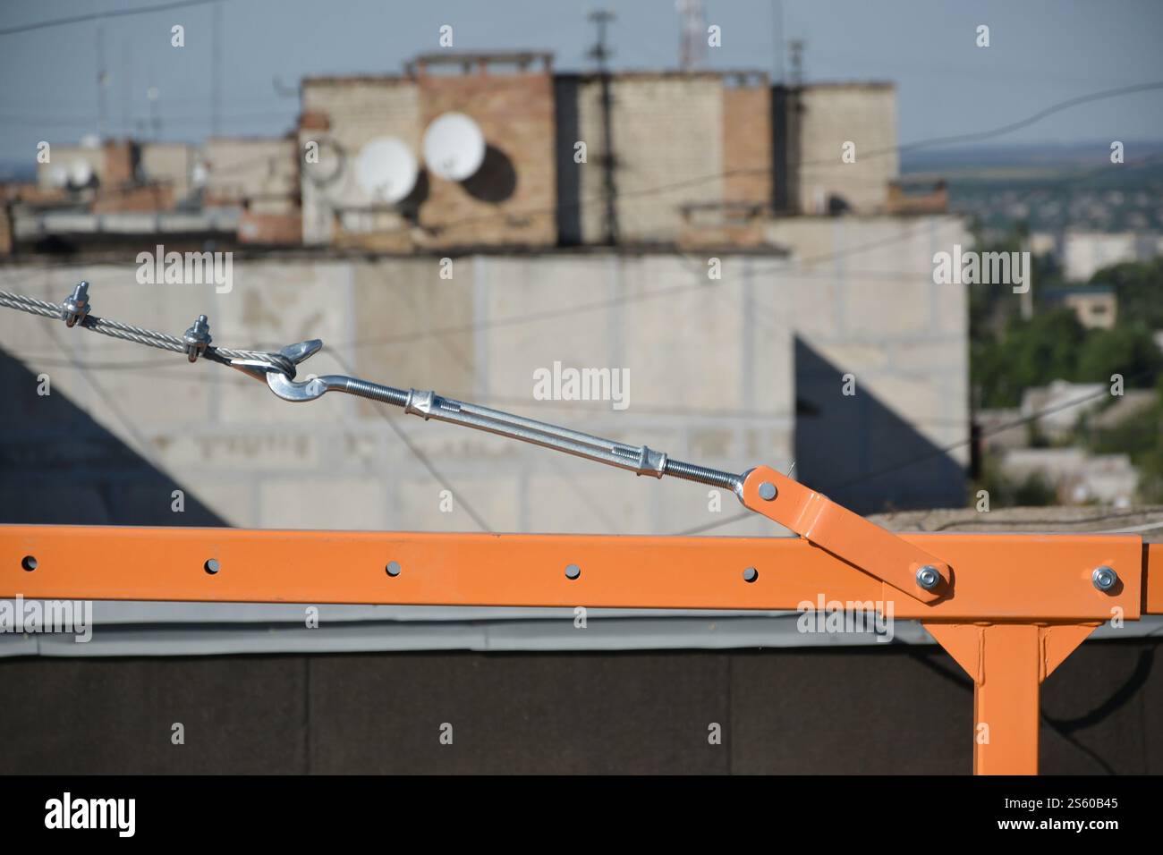 Rope lockers in rear beam of suspended wire rope platform for facade ...