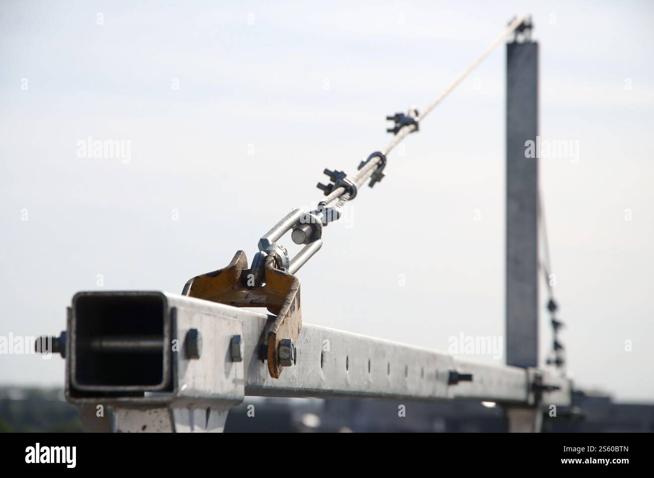 Rope lockers in rear beam of suspended wire rope platform for facade ...