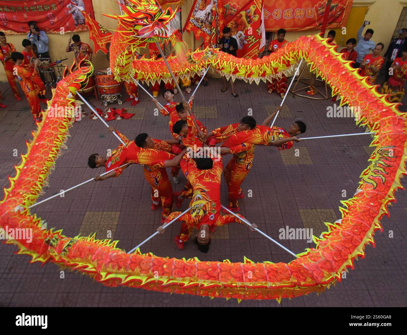 Phnom Penh, Cambodia. 14th Jan, 2025. Folk artists perform dragon dance in celebration of the ...