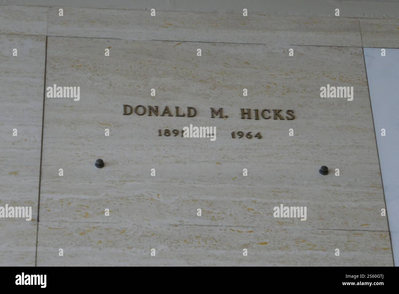 Glendale, California, USA 13th January 2025 Actor Don Hicks Grave in Court of Freedom, Freedom ...
