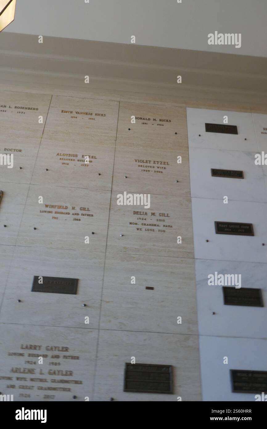 Glendale, California, USA 13th January 2025 Actor Don Hicks Grave in Court of Freedom, Freedom ...