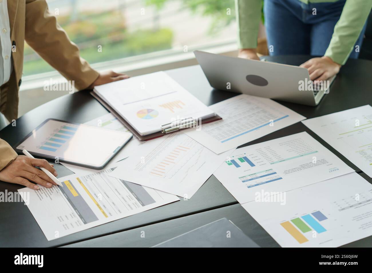 Business People brainstorming Meeting Design Ideas to share idea ...