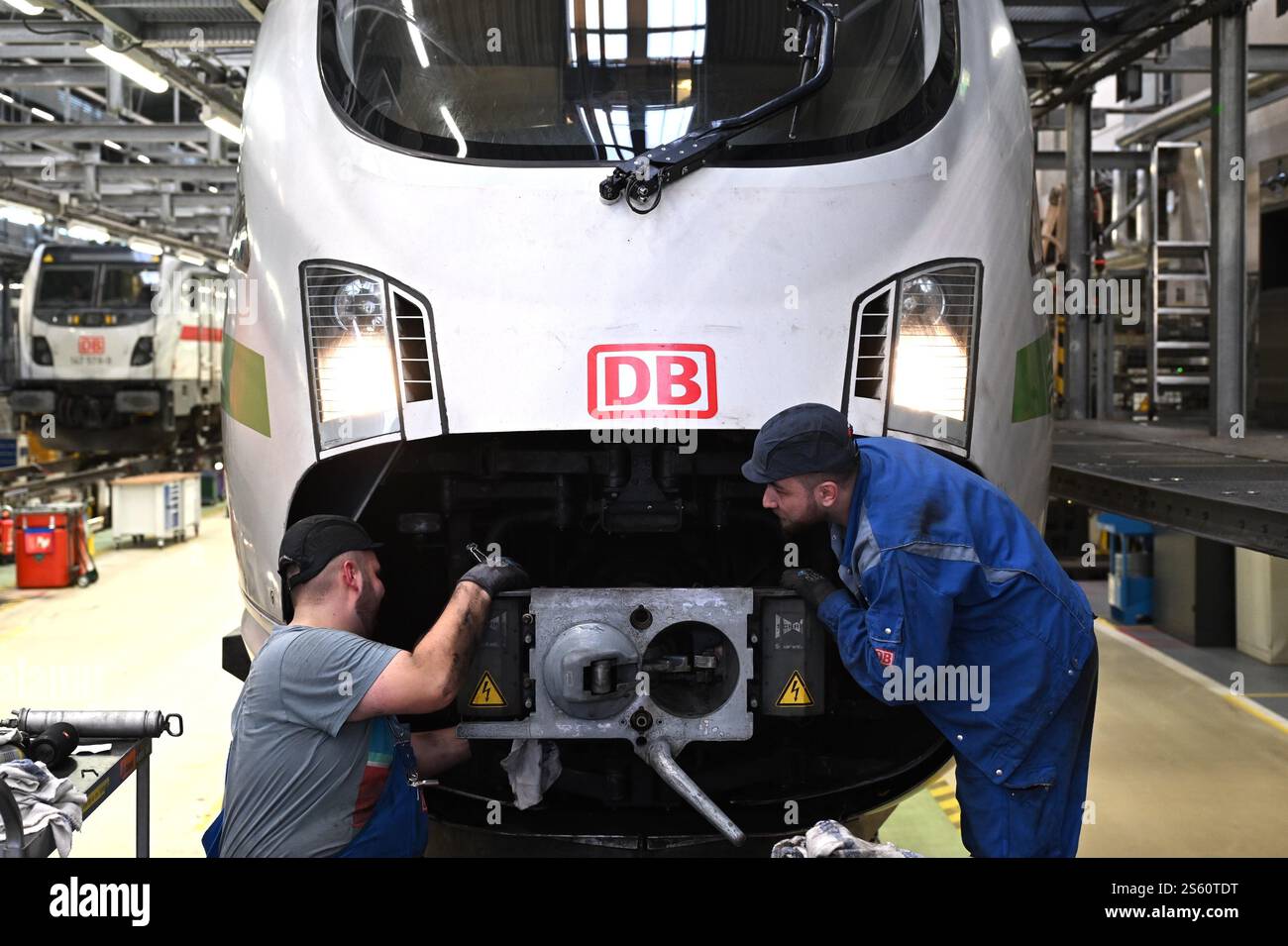 15 January 2025, Saxony, Leipzig: Employees at the Leipzig ICE plant ...