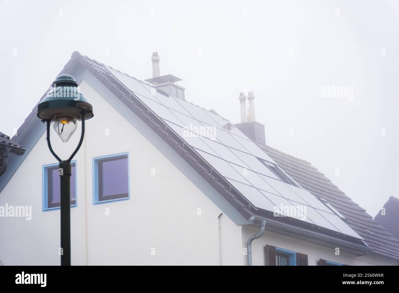 Solarpanele auf einem Dach eines Einfamilienhaus im Nebel in Düsseldor ...