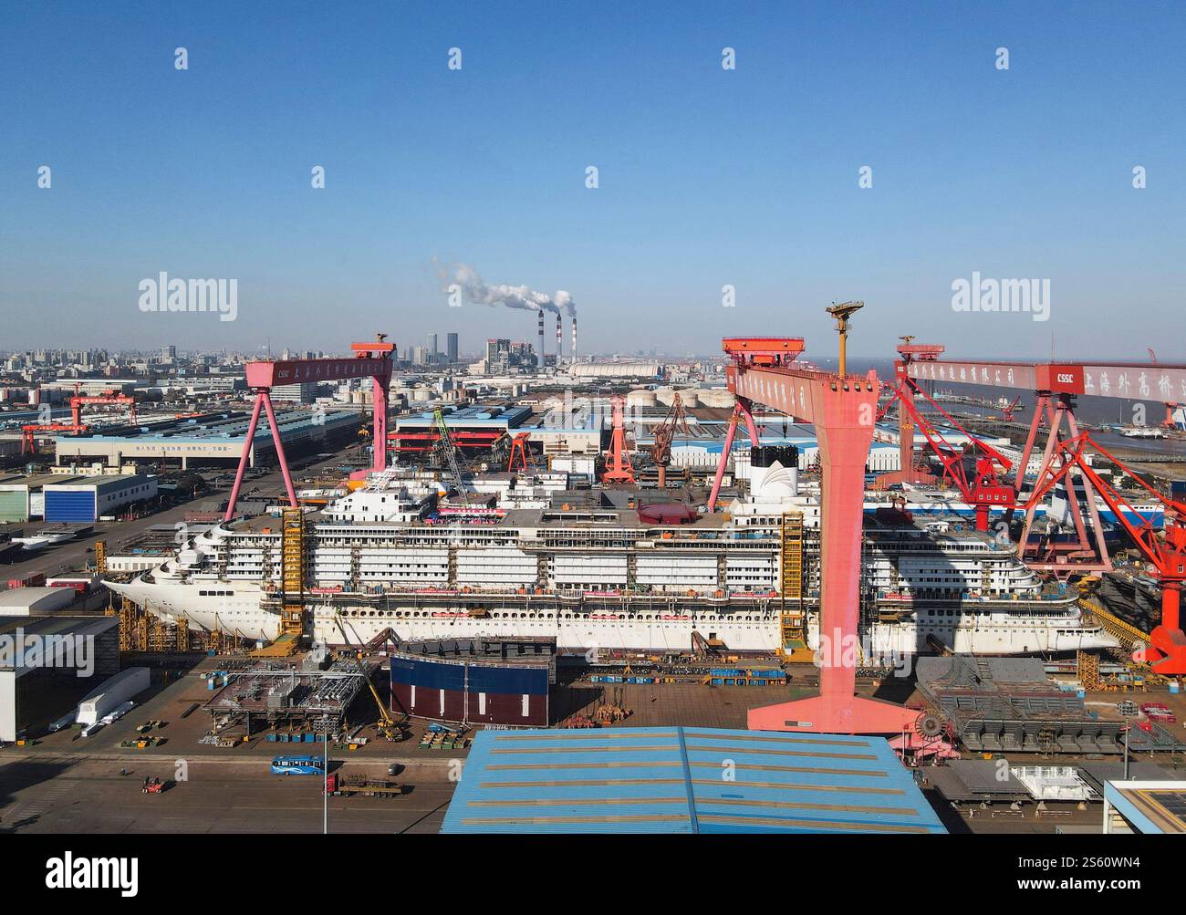 (250115) -- SHANGHAI, Jan. 15, 2025 (Xinhua) -- An aerial drone photo ...