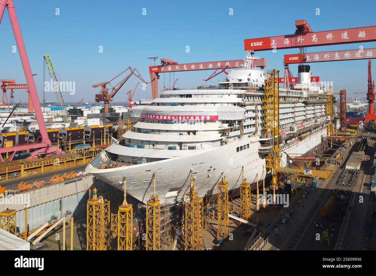 (250115) -- SHANGHAI, Jan. 15, 2025 (Xinhua) -- A drone photo taken on ...