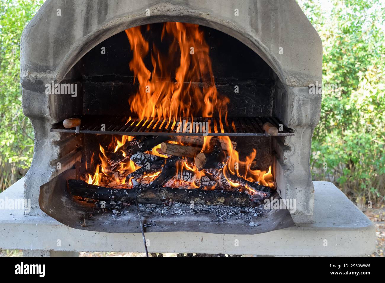 Barbecue grill with fire flames - Empty fire grid Stock Photo - Alamy