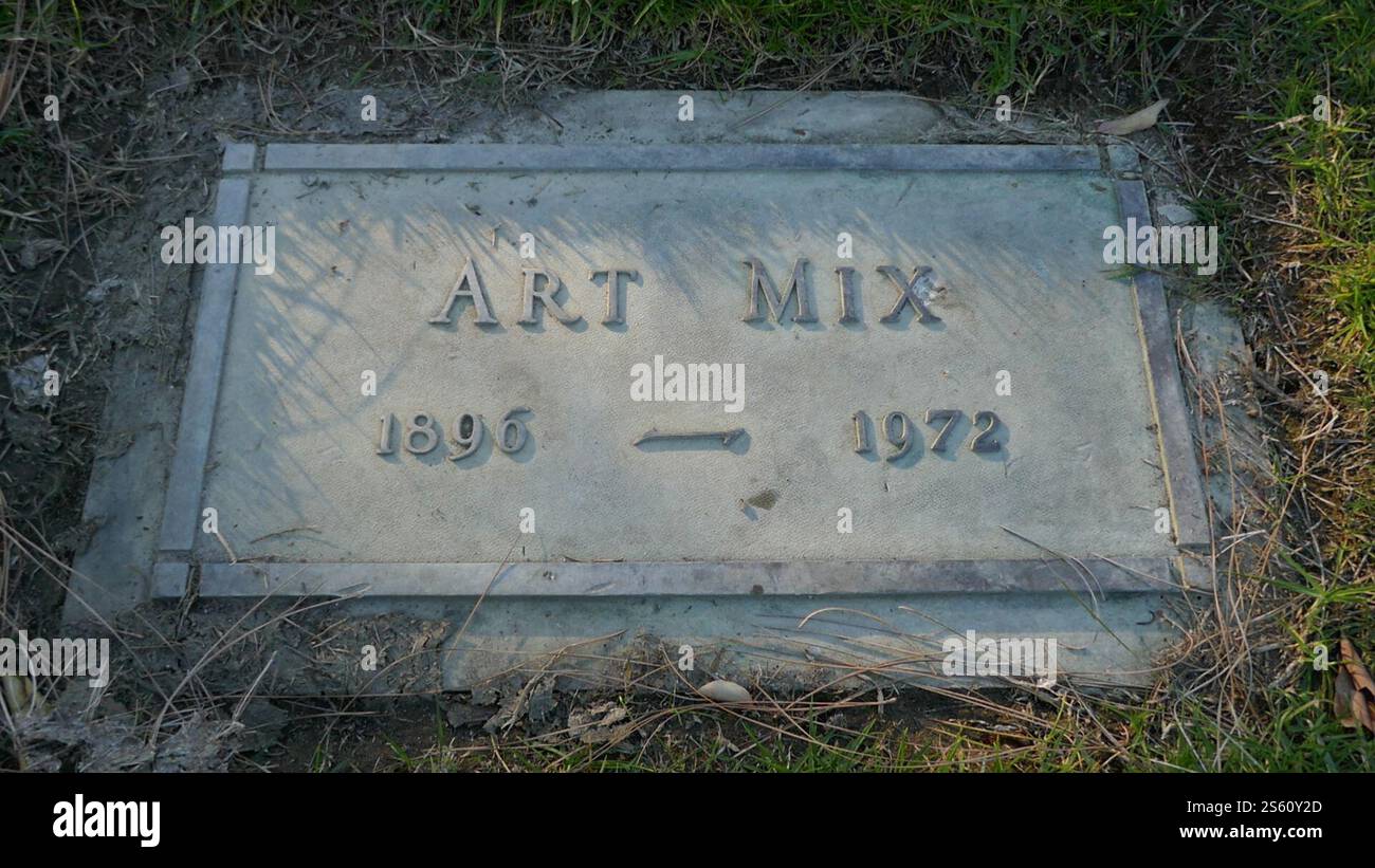 Glendale, California, USA 13th January 2025 Actor Art Mix Grave in Vale ...