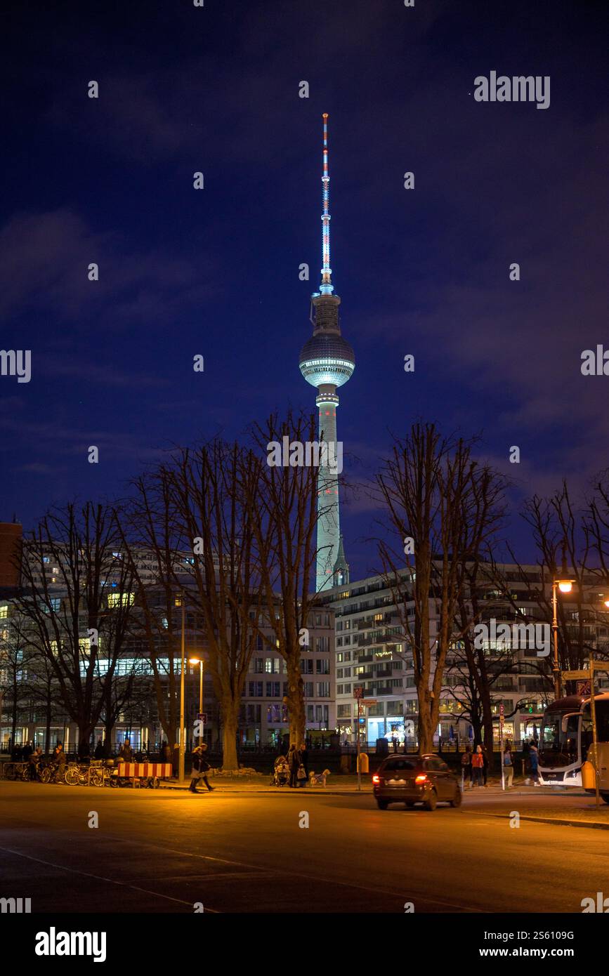 Berliner Fernsehturm, Berlin TV tower at night, tallest structure in ...