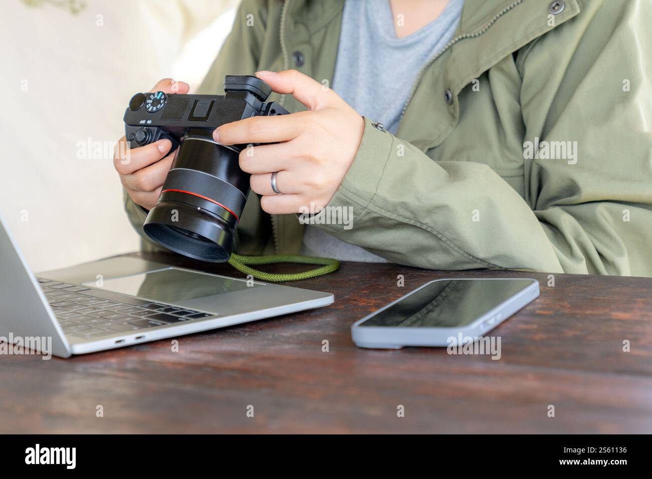 female checking a picture on digital camera Stock Photo - Alamy