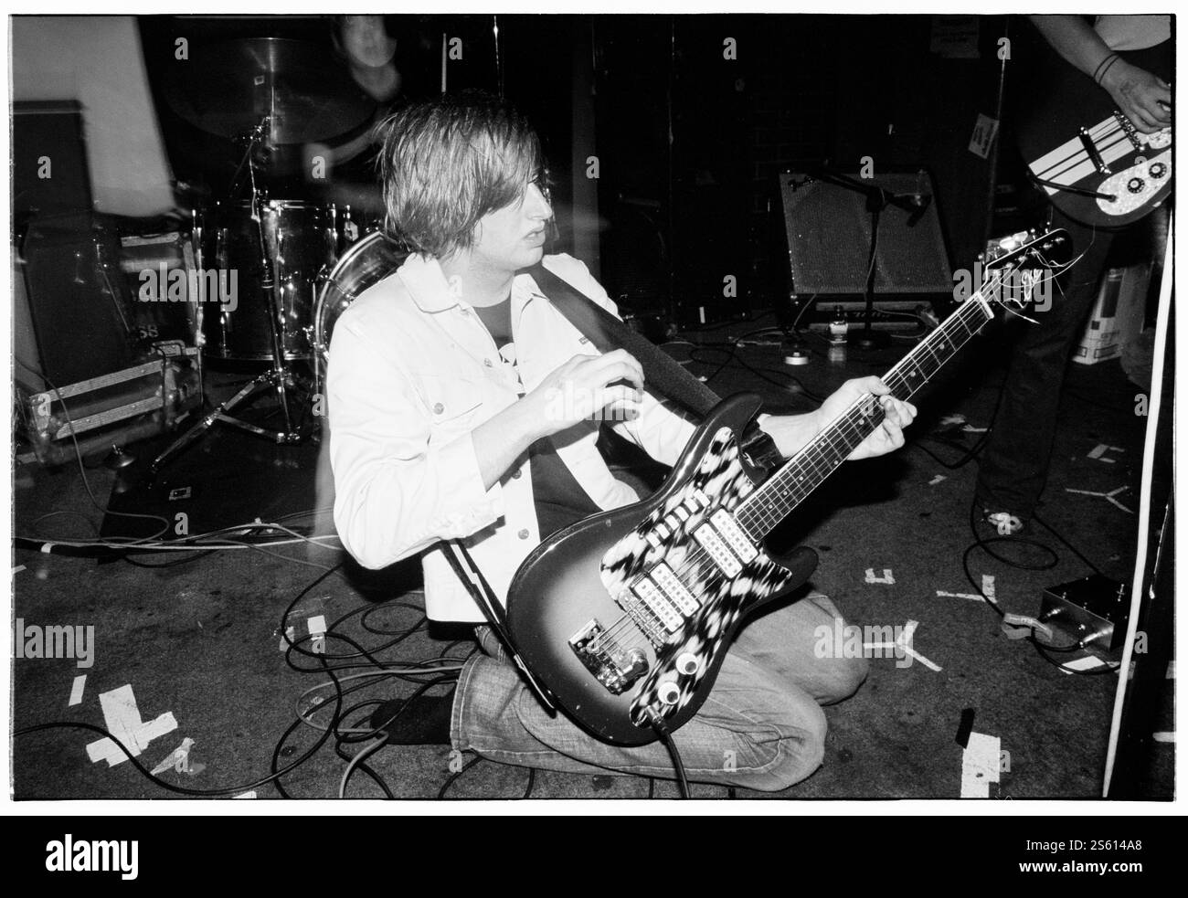 VON BONDIES, EARLY TOUR, 2002: JASON STOLLSTEIMER singer with VON ...