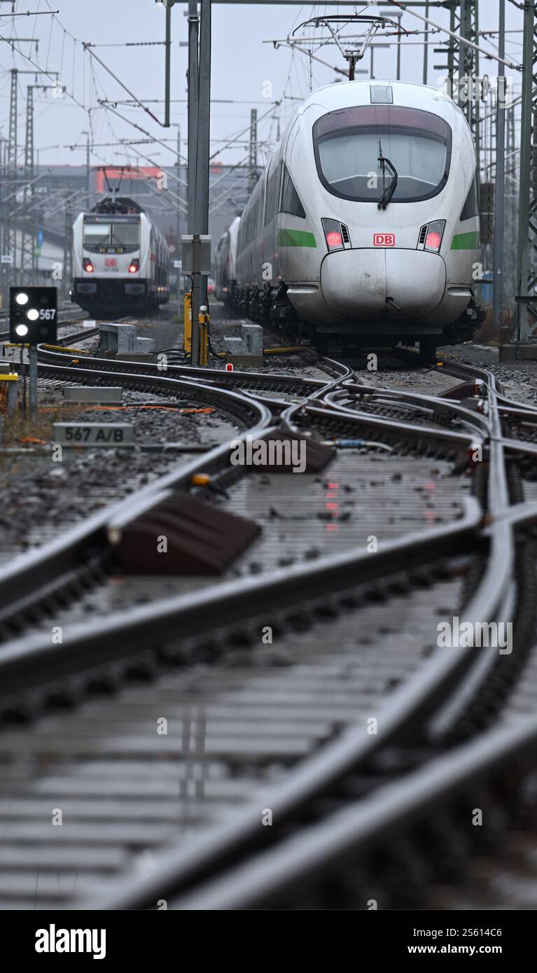 15 January 2025, Saxony, Leipzig: An IC and an ICE train stand on the ...