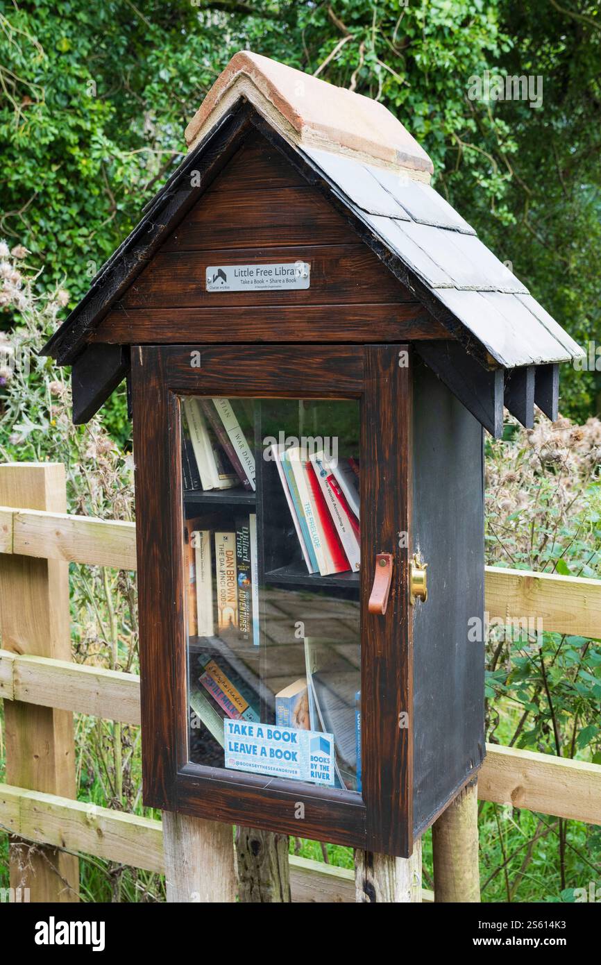 Free mini library in Coronation Park and the Royal Border Bridge ...