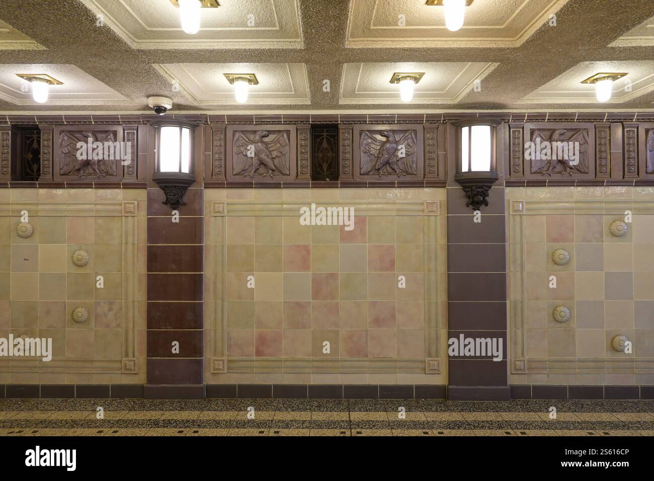 Berlin, U-Bahn, U3 Hohenzollernplatz // Berlin, Underground, Subway, U3 ...