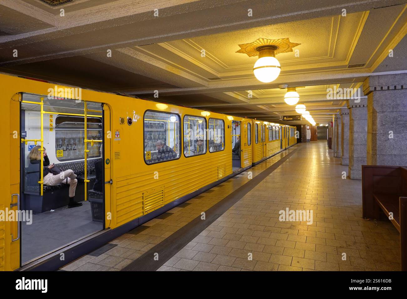 Berlin, U-Bahn, U3 Hohenzollernplatz // Berlin, Underground, Subway, U3 ...