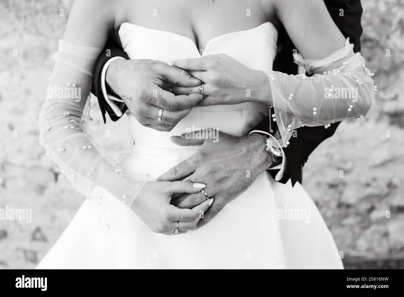 Mariés main dans la main, alliance, photo tendance Stock Photo - Alamy