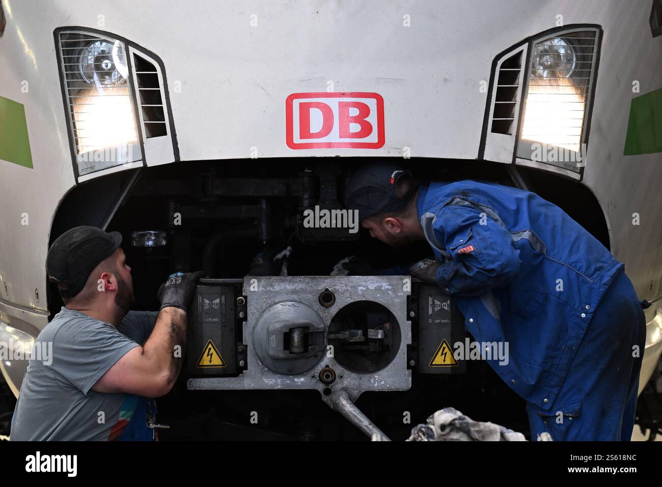 15 January 2025, Saxony, Leipzig: Employees at the Leipzig ICE plant ...