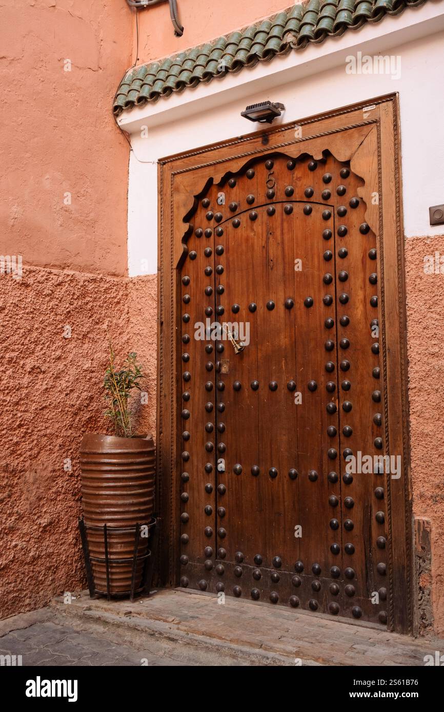 Arabic door design in the Marrakech Medina, Morocco Stock Photo - Alamy
