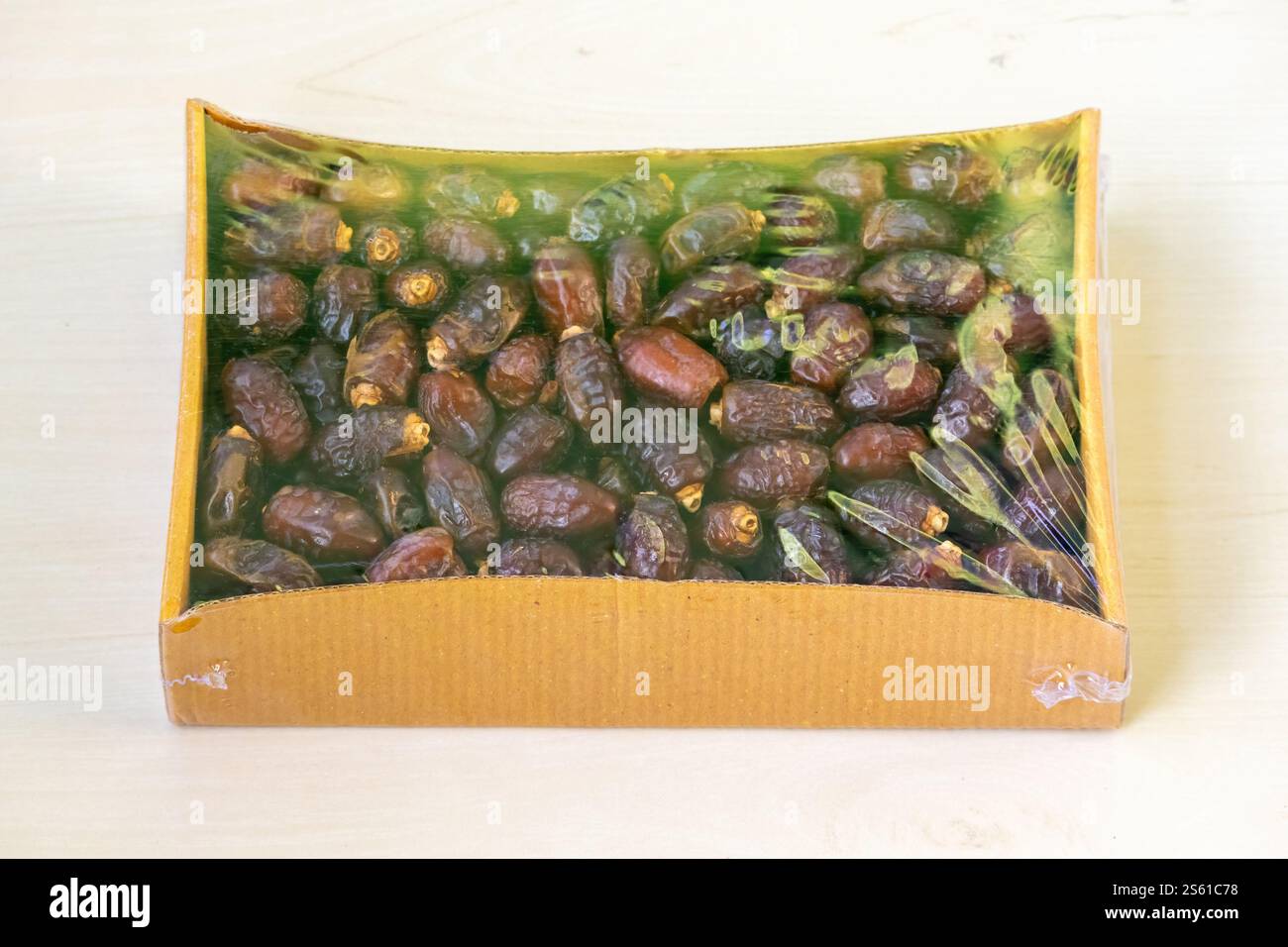Box of dates saudi hi-res stock photography and images - Alamy