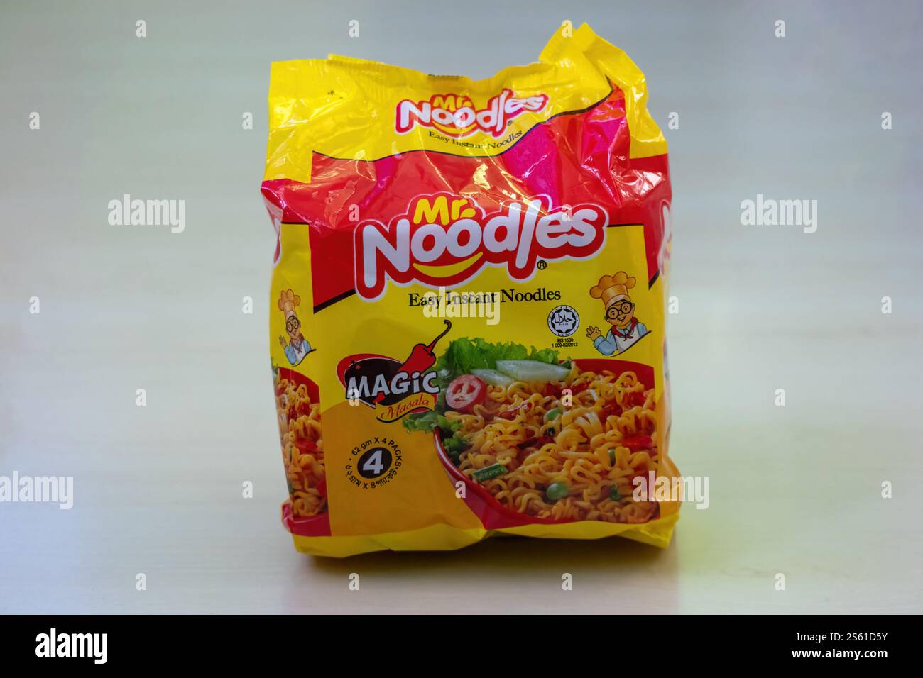 Mr. Noodles Easy Instant Noodles (4-pack Stock Photo - Alamy