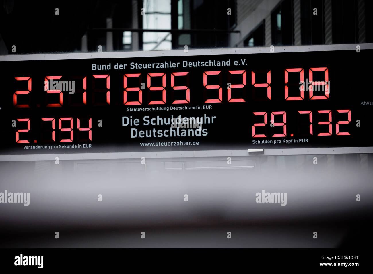 Symbolfoto: Die Schuldenuhr Deutschlands vom Bund der Steuerzahler ...