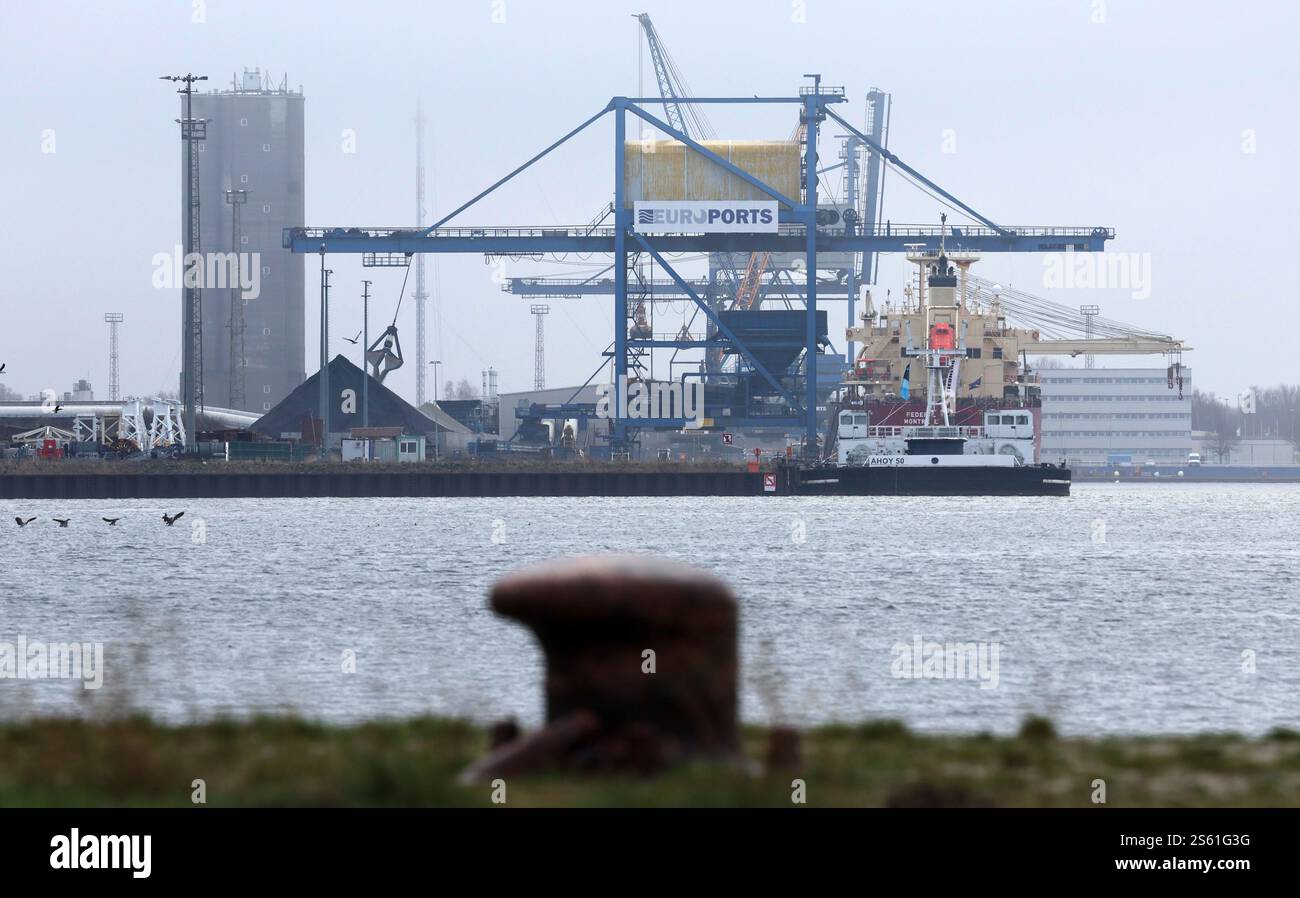 Rostock, Germany. 15th Jan, 2025. Ships are handled at the bulk cargo ...