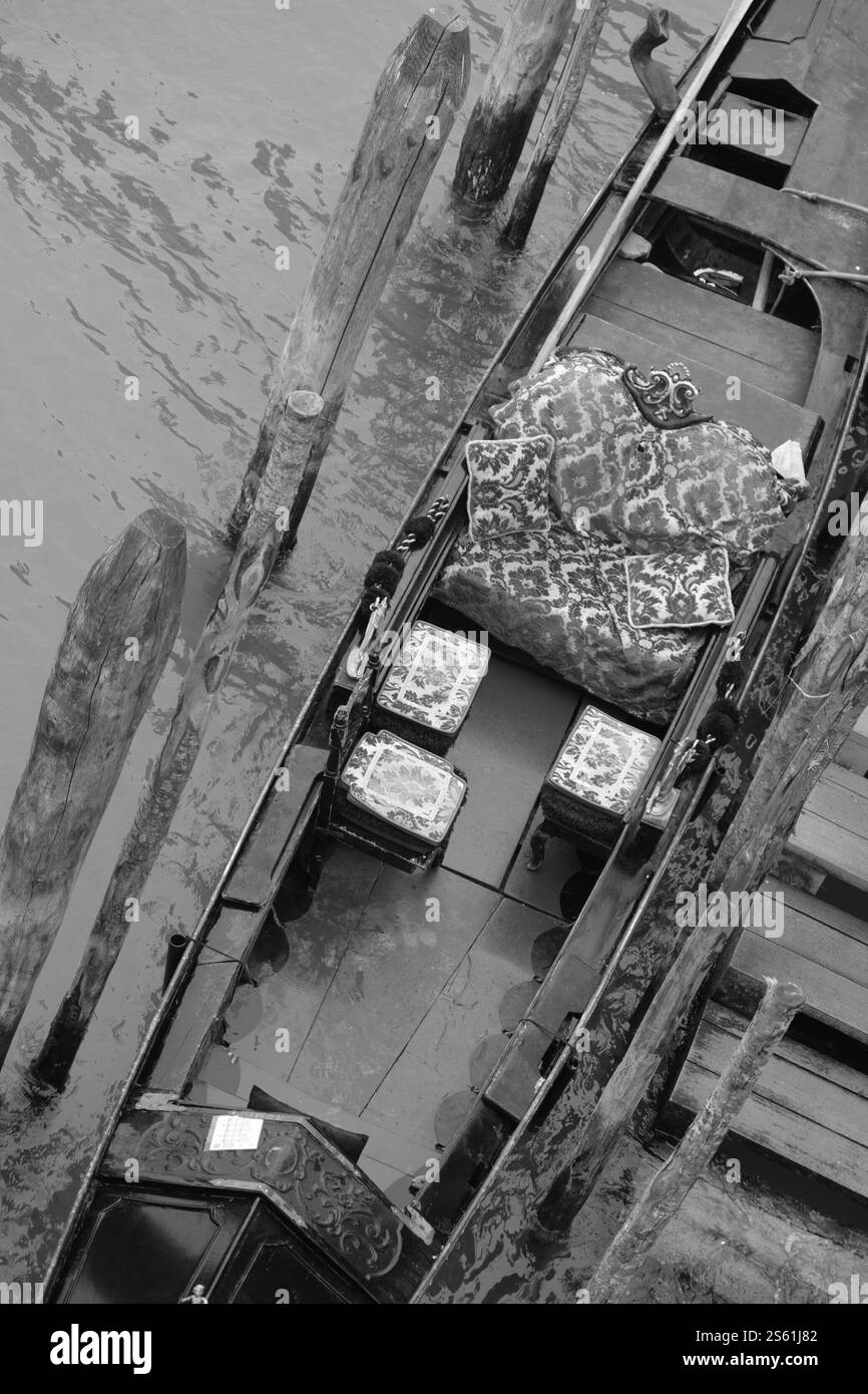 Canal gondola Black and White Stock Photos & Images - Alamy