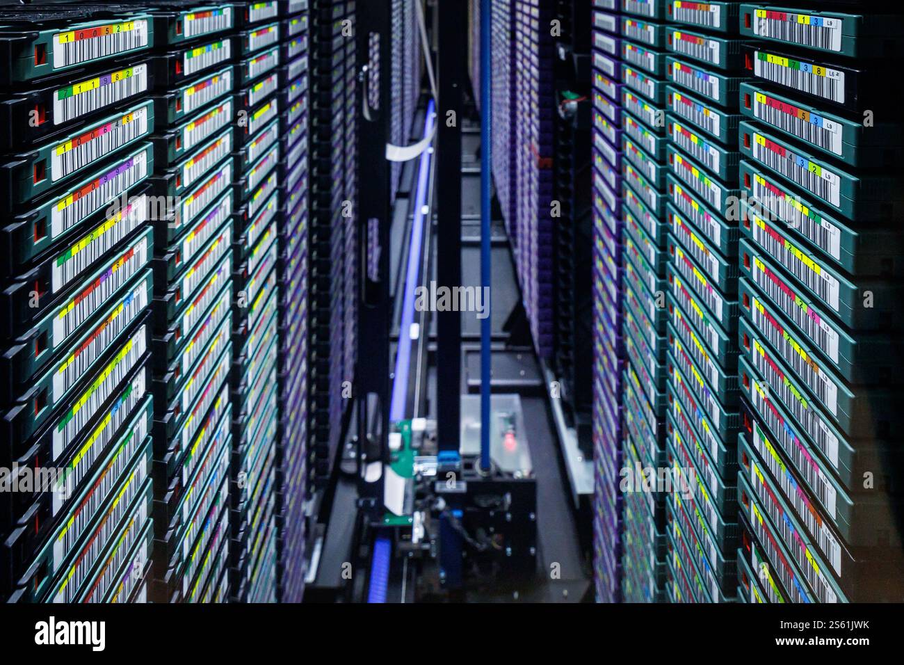 Nuremberg, Germany. 19th Nov, 2024. View of a robotized data backup in ...